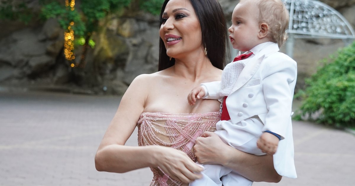 Cecin Unuk Obožava Lepu Brenu Mali Željko Zapevao Mile Voli Disko Ponosna Tetka Ga Snimala
