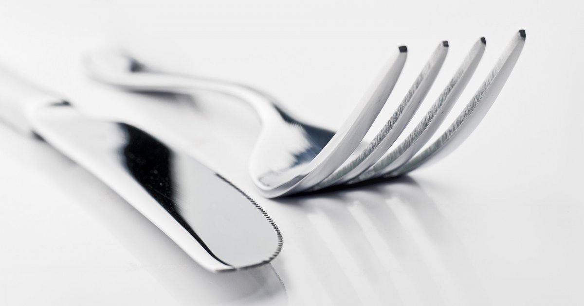 Mladić pomoću viljuške uspeo da popije balon vode: Kada vidite koliko ...