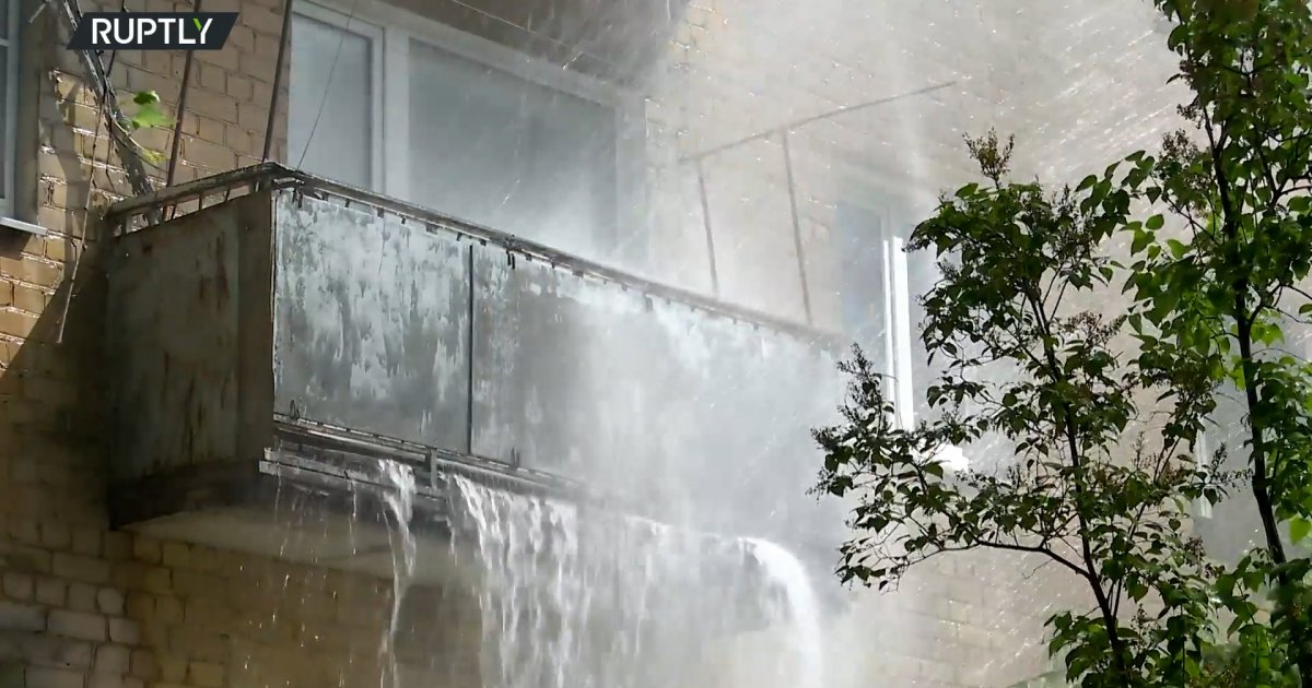 Pukla cev u parku, a sva voda završila u zgradi pored: Kao da je neko ...