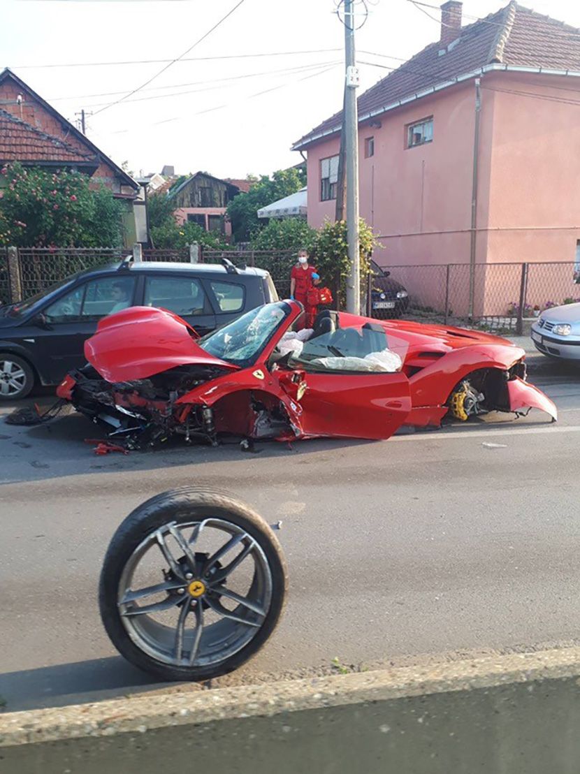 Photos of a destroyed €250,000 red Ferrari in Kragujevac: Only a wreck ...