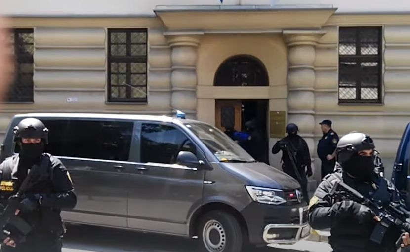 Darko Elez stigao u Tužilaštvo u Sarajevu: Ispred zgrade jako ...