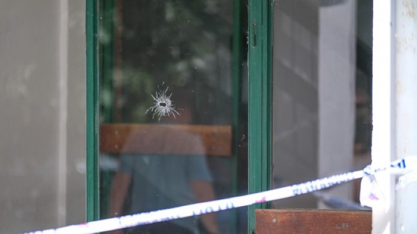 Photo from shooting site in Novi Sad shows visible bullet hole: 30-year ...