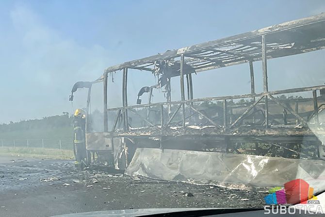 Plamen za tili čas progutao autobus Niš-ekspresa, putnici na vrućini ...