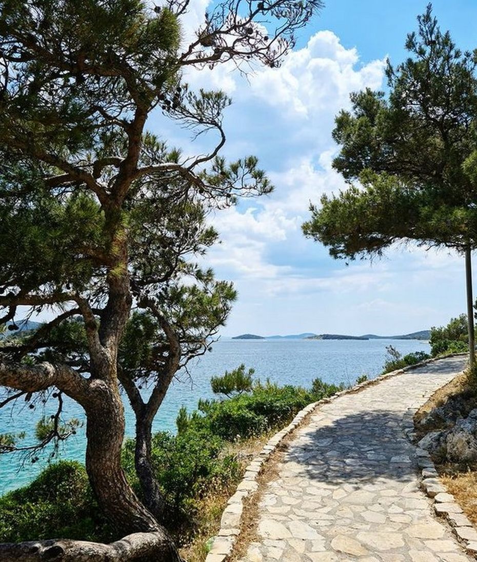 Strani državljanin (22) pronađen mrtav ispred hotela u Tisnom: Policija pokrenula istragu ...