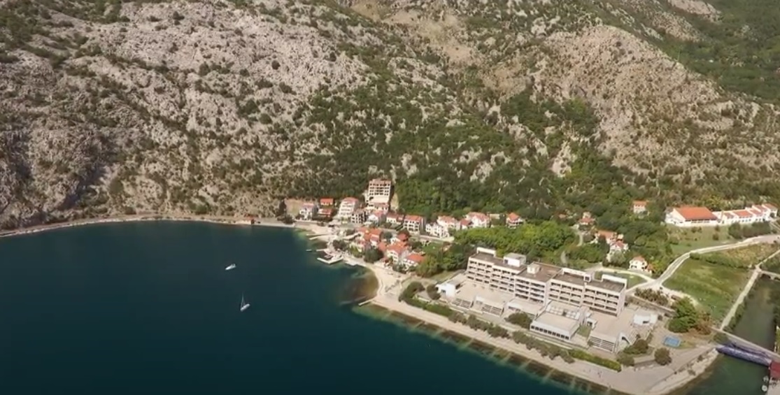 Plaža sa Plavom zastavicom i pogledom na Boku: Šta sve nudi mali, ali autentični Risan - Ona.rs