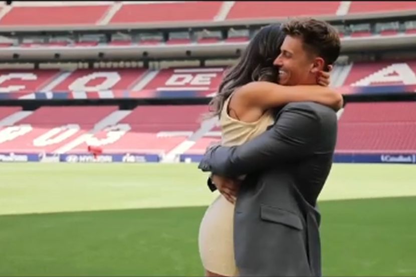 Fudbaler Atletika zaprosio devojku na stadionu, svi komentarišu njene atraktivne fotke sa plaže ...