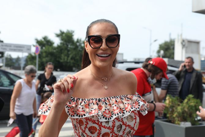 Lepršava haljina, a štikle - ludilo! Ceca se pojavila na aerodromu u ...