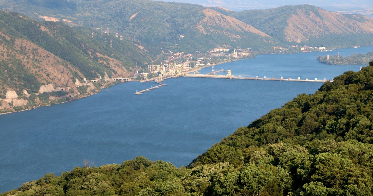 U Prahovu počele pripreme za vađenje barži iz Dunava iz Drugog svetskog ...