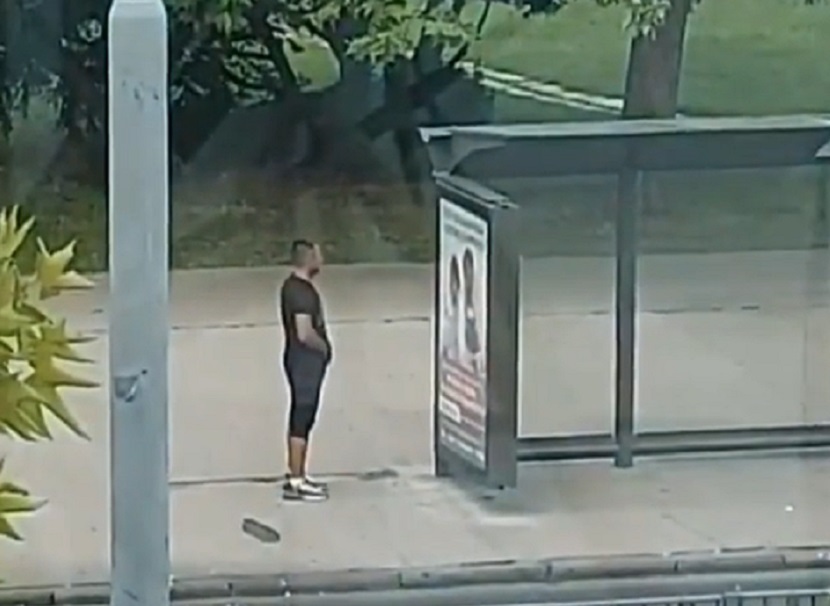 Manijak sa Novog Beograda snimljen na stanici s rukom u bermudama: Dok ...