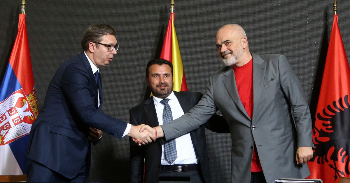 U Tirani istaknute zastave Srbije, Severne Makedonije i Albanije uoči samita "Otvorenog Balkana ...