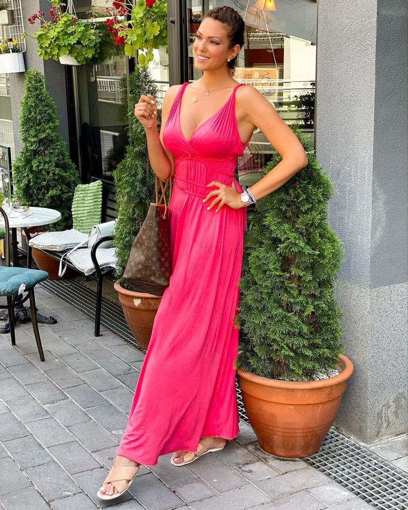 Nina Radulović u bikiniju ostavlja bez daha! Duge noge, osmeh od milion dolara, a poprsje "grmi ...