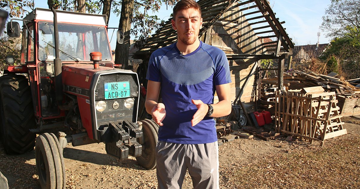 Električar iz Begeča, vozi traktor na selu, pa "ubija" Zvezdine rivale ...