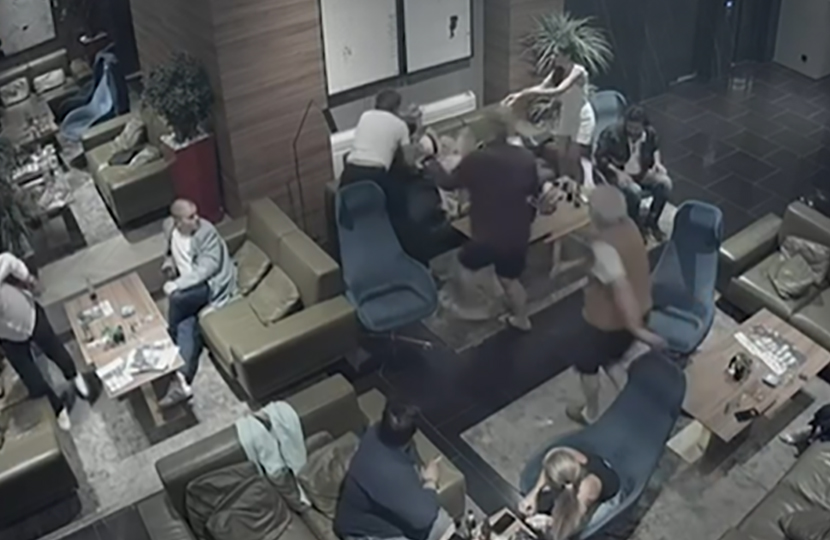 Snimak napada na Antonijevića: Bjelogrlić mu prilazi i udara ga, reditelj pokušava da se odbrani ...