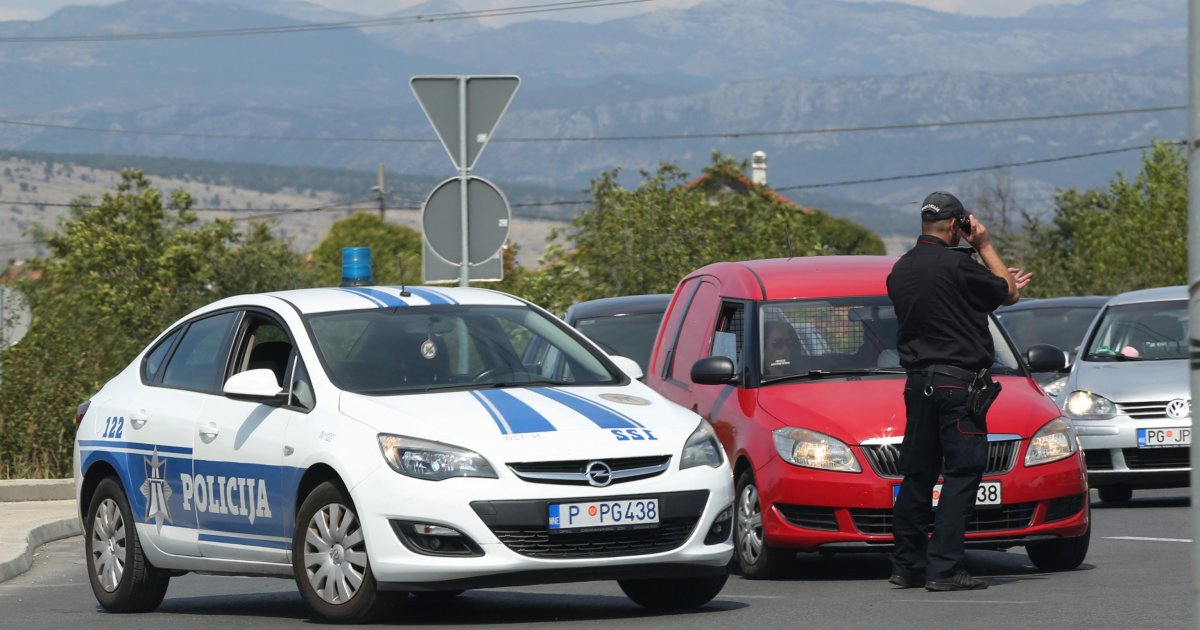 Užas na magistralnom putu Podgorica - Bar: Automobil nakon sudara ...