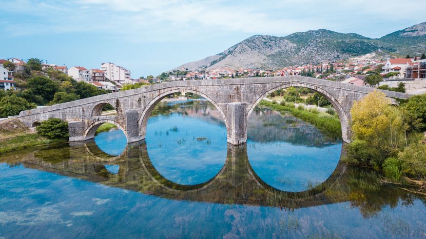 Prepoznatljiv po visokim platanima, grad na reci Trebišnjici je i rodni ...