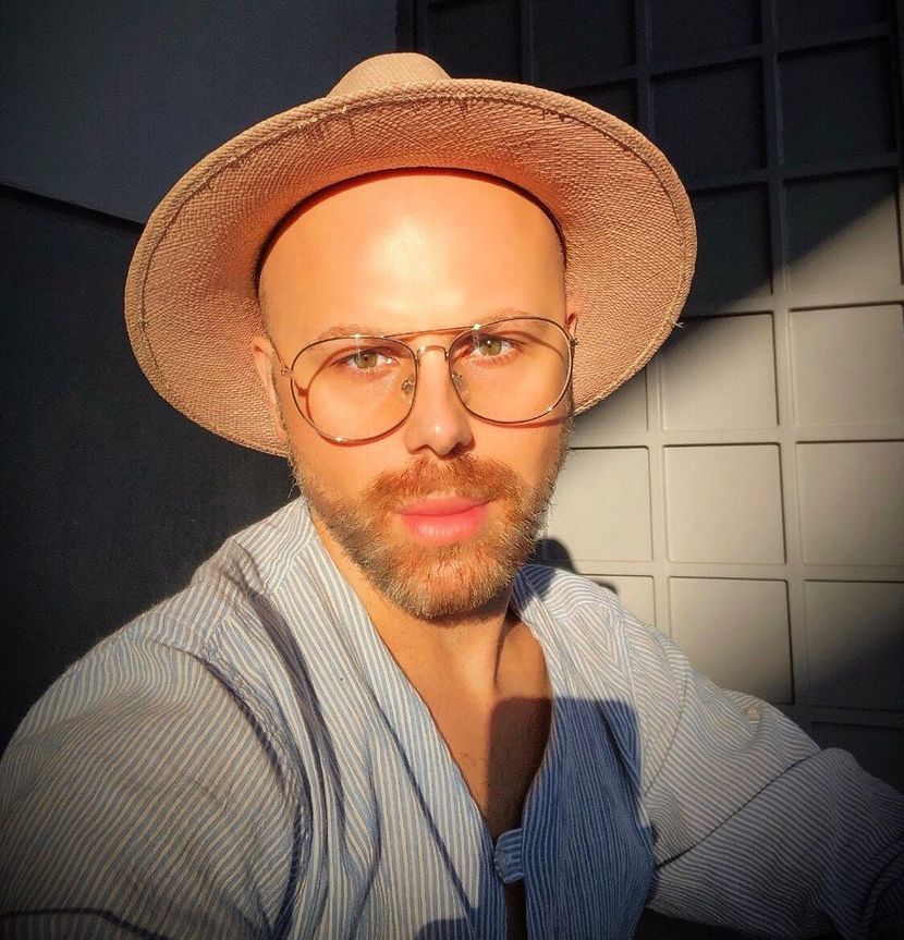 On je jedini domaći pevač koji ne krije dečka, već ga s ponosom ...