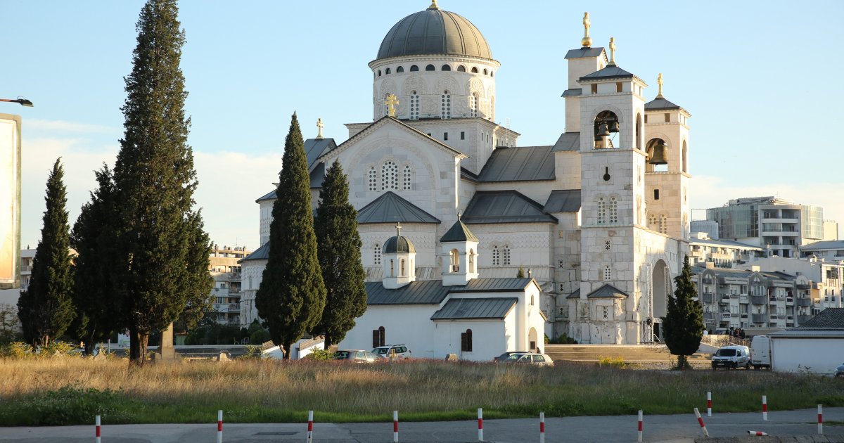 Oskrnavljena crkva kod Hrama Hristovog vaskrsenja u Podgorici na ...