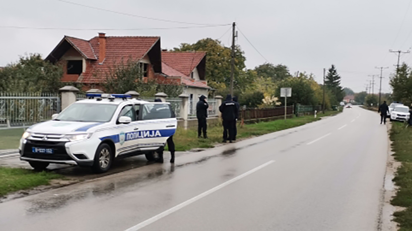 Prvi snimak iz Moravca, gde se traga za ubicama porodice Đokić: Jake snage policije "češljaju ...