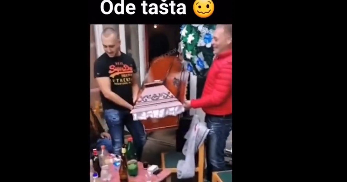 "Ode tašta": Bizaran snimak slavlja uz trubače i mrtvački sanduk zbunio korisnike mreža ...