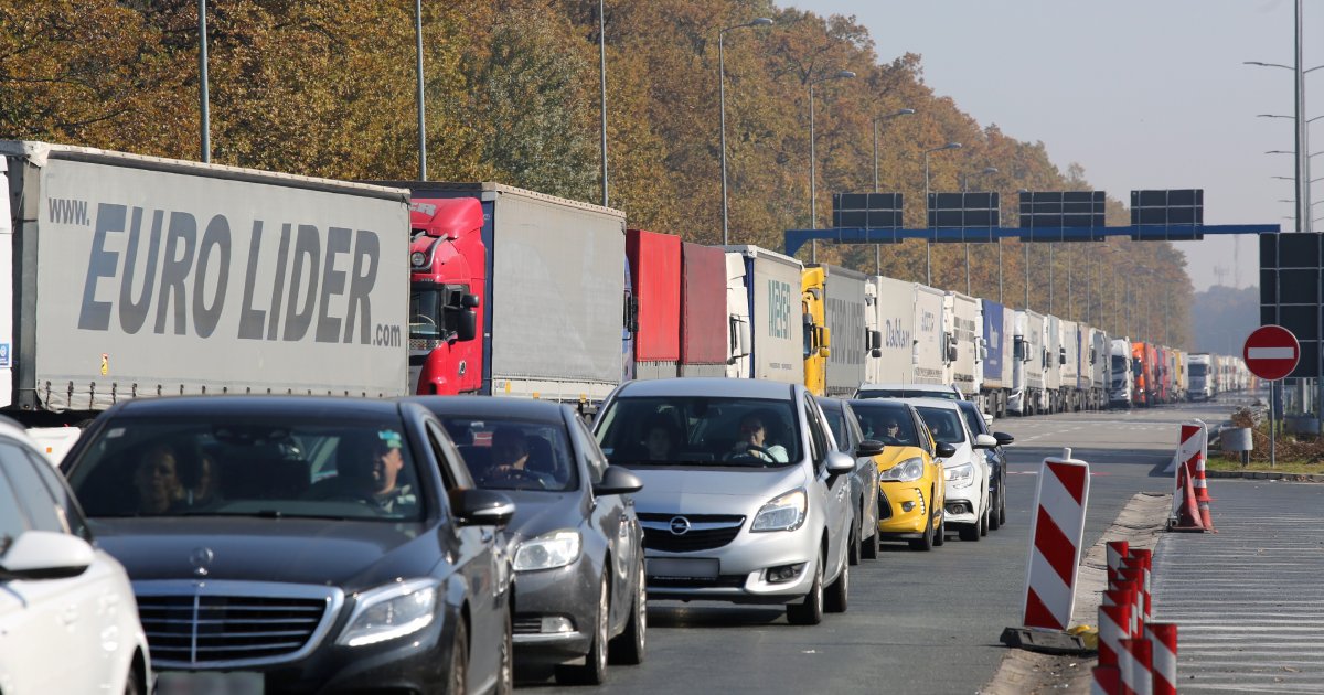 Vozači kamiona na granici čekaju i do sedam sati - Telegraf.rs