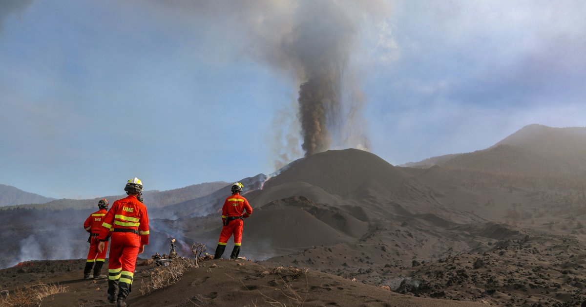 Na La Palmi proradio vulkan, turisti hrle da gledaju izbijanje lave ...