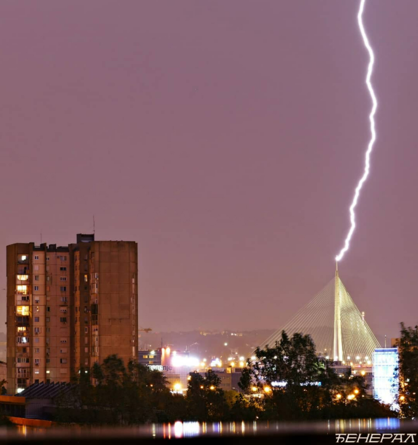 Snimljen moćan trenutak u kom grom udara u pilon Mosta na Adi - Telegraf.rs