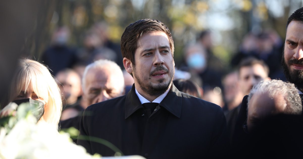 Nikad viđena porodična fotografija malog Nikole sa majkom i pokojnim ...