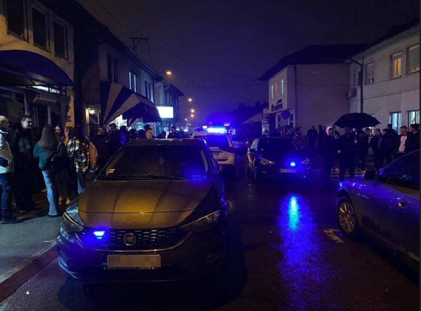 Pojavio se snimak pucnjave u Novom Pazaru: Automobil usporava, muškarac ...