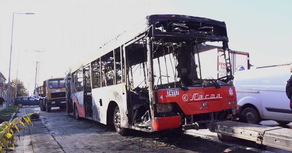 Lasta carrier's bus burns down, only 200 meters before the stop where ...