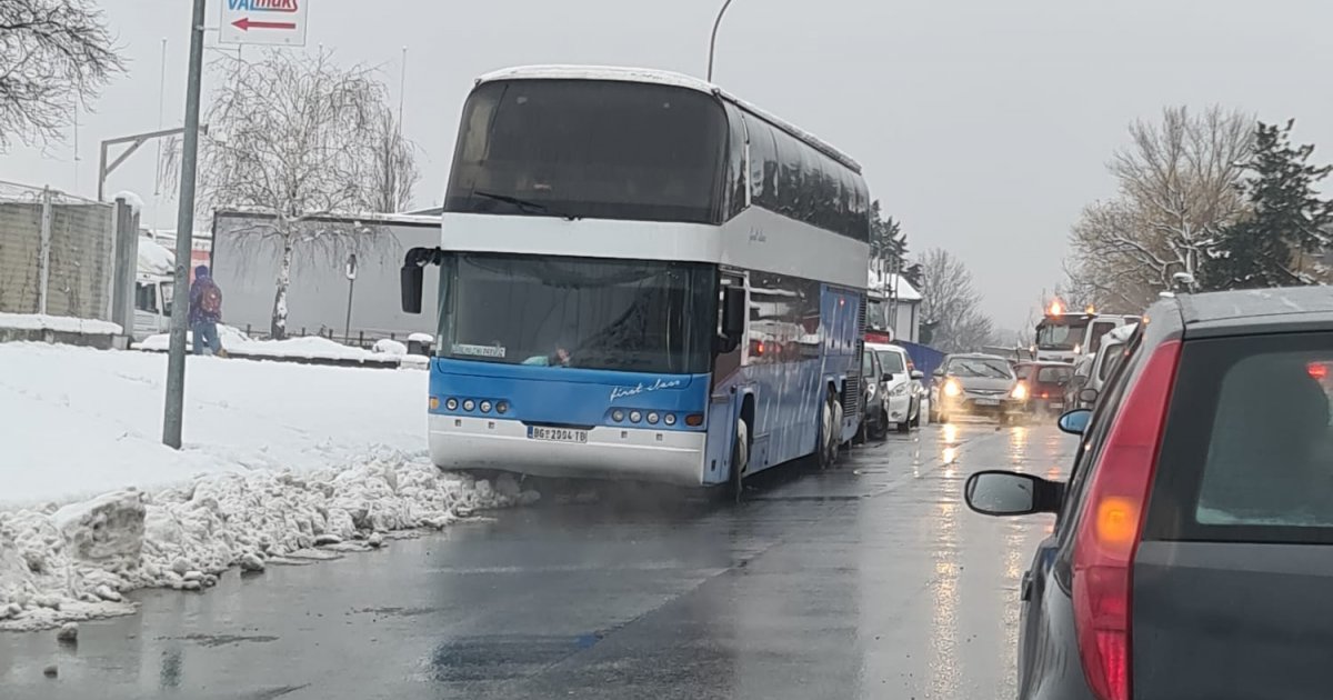 Autobus se preprečio na raskrsnici: Nisu krivi ni sneg, ni led, vozač ...