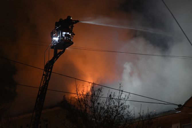 Laptop izazvao požar u Novom Sadu? Vatra izbila na vrhu zgrade ...