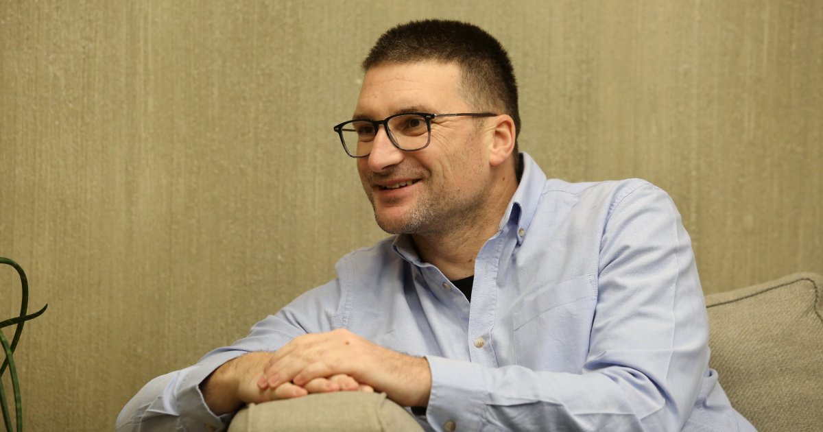 Prof. Gugl je i legenda Jutjuba, s njim nema guglanja, deca čitaju: Šta ...