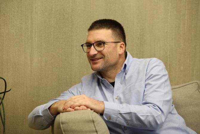 Prof. Gugl je i legenda Jutjuba, s njim nema guglanja, deca čitaju: Šta ...