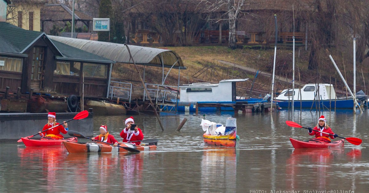 Pančevo je grad na dve reke, pa Deda Mraz i Deda Mrazice poklone donose ...