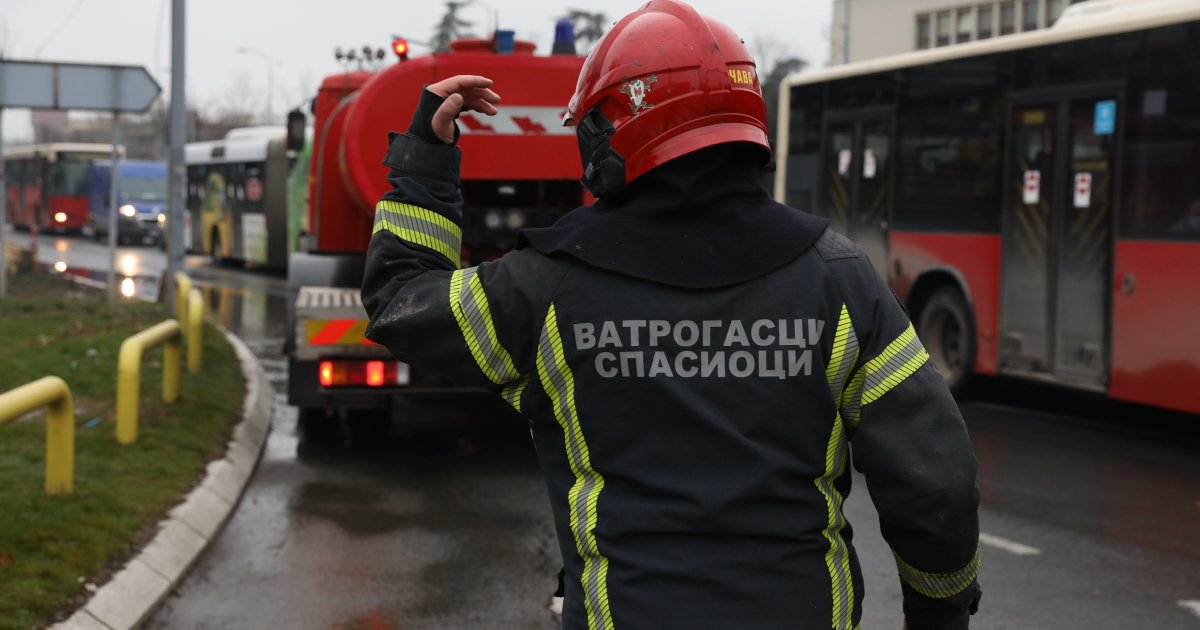 Gori zgrada na Bežanijskoj kosi: Potkrovlje puno dima, ulicom vrve ...