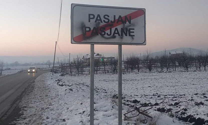 Provokacija na putokazu za srpsko selo Pasjane: Ispisan grafit UČK ...