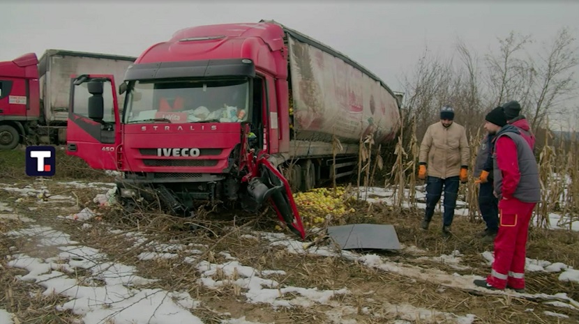 Jezivi snimci sa mesta nesreće kod Kruševca: Dvoje stradalih, "suzuki" smrskan, kamion kraj puta ...