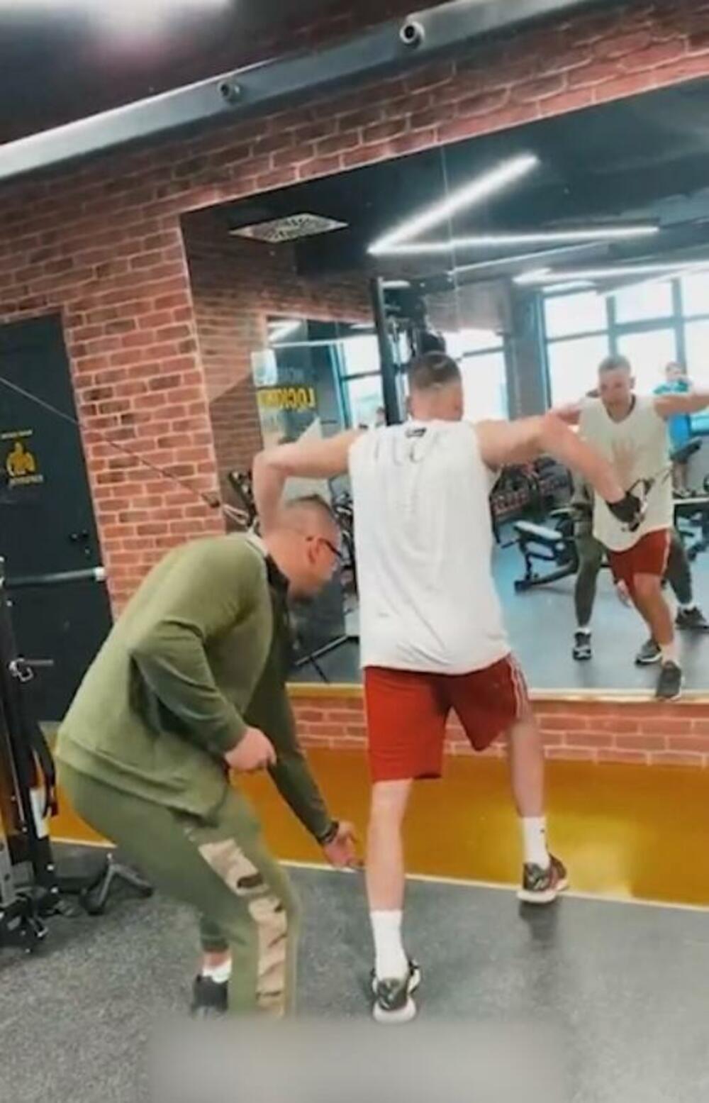 Cecin dečko rešio da se posveti sebi nakon raskida: Pokazao mišiće, a ...