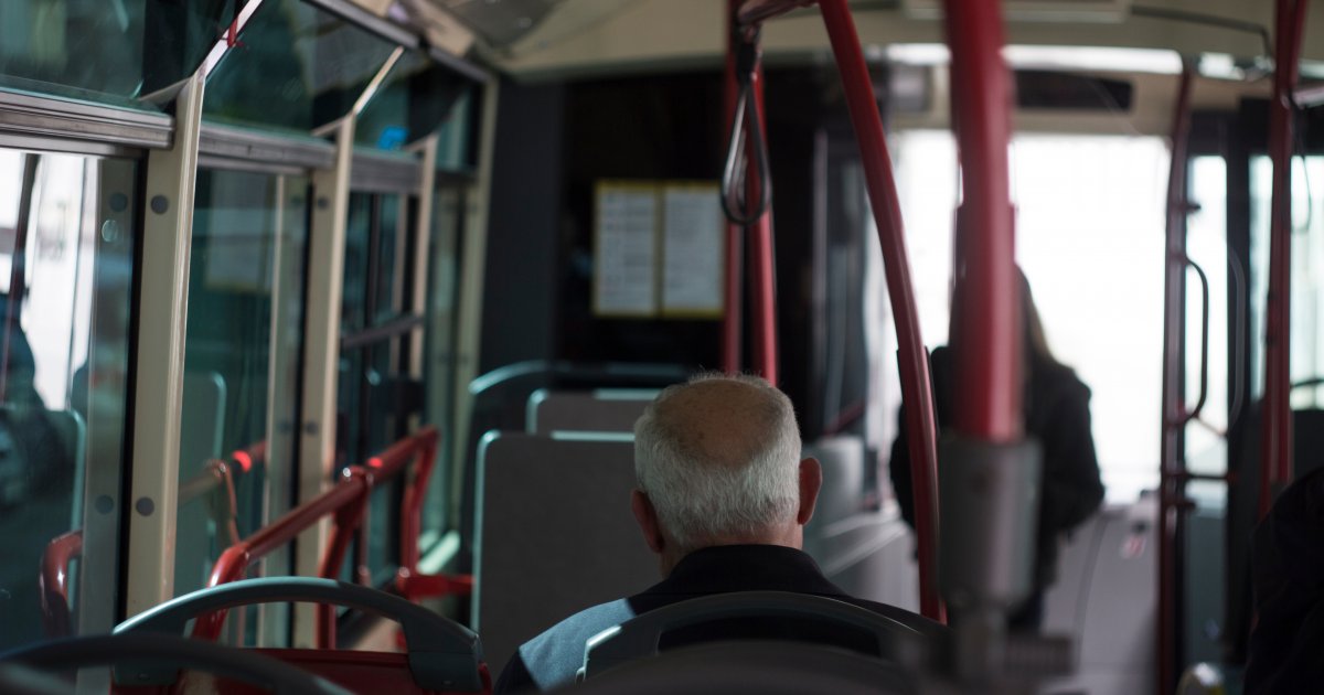 Devojka ustala dekici u busu, on je pohotno povukao u krilo: Iskustvo ...