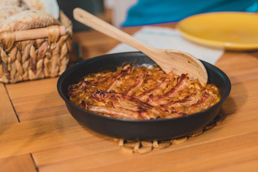 Recept za prebranac sa slaninom: Jelo koje se sporo krčka i u kome se ...