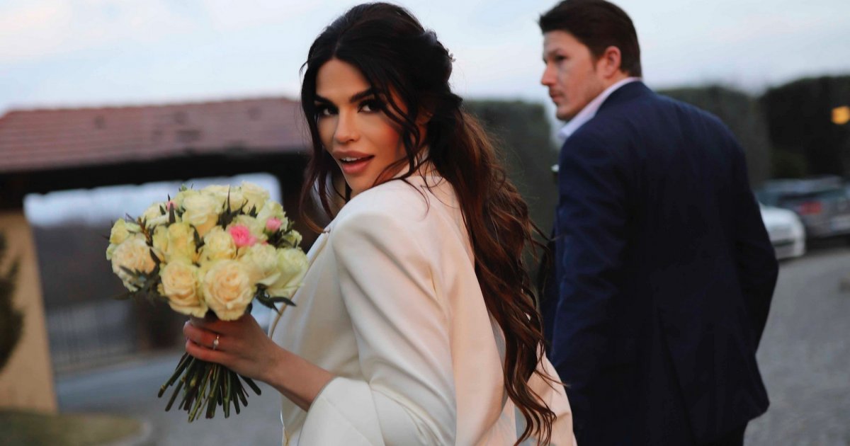 Dejana Živković u zlatnoj haljini kao Amazonka na privatnom slavlju ...