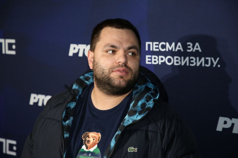 Cobi se vozio gradskim prevozom: Pevač bez kompleksa objavio selfi iz ...