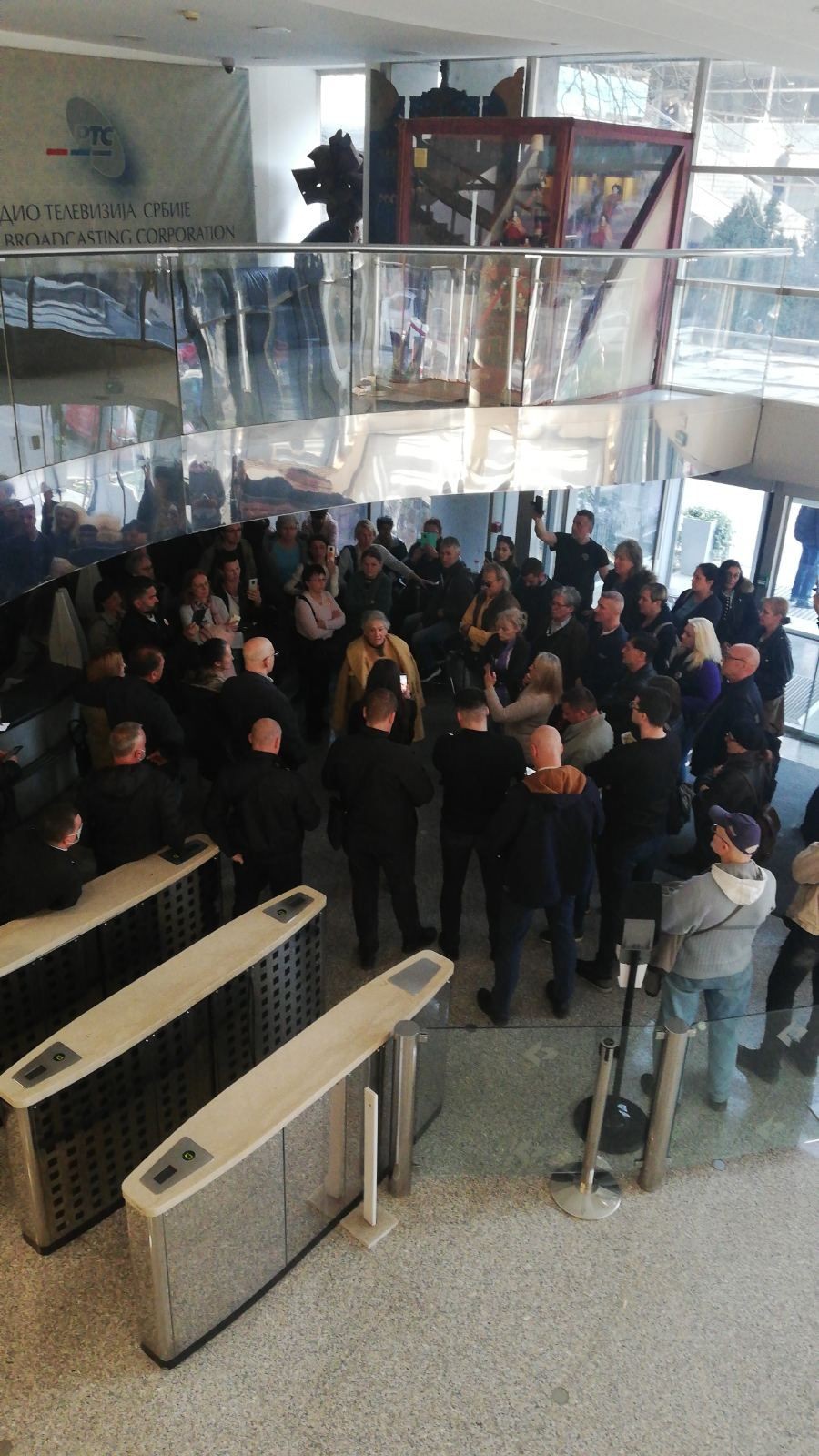 Snimak haosa u RTS: 40 osoba u zgradi, policija upala i sve ih privela - Telegraf.rs