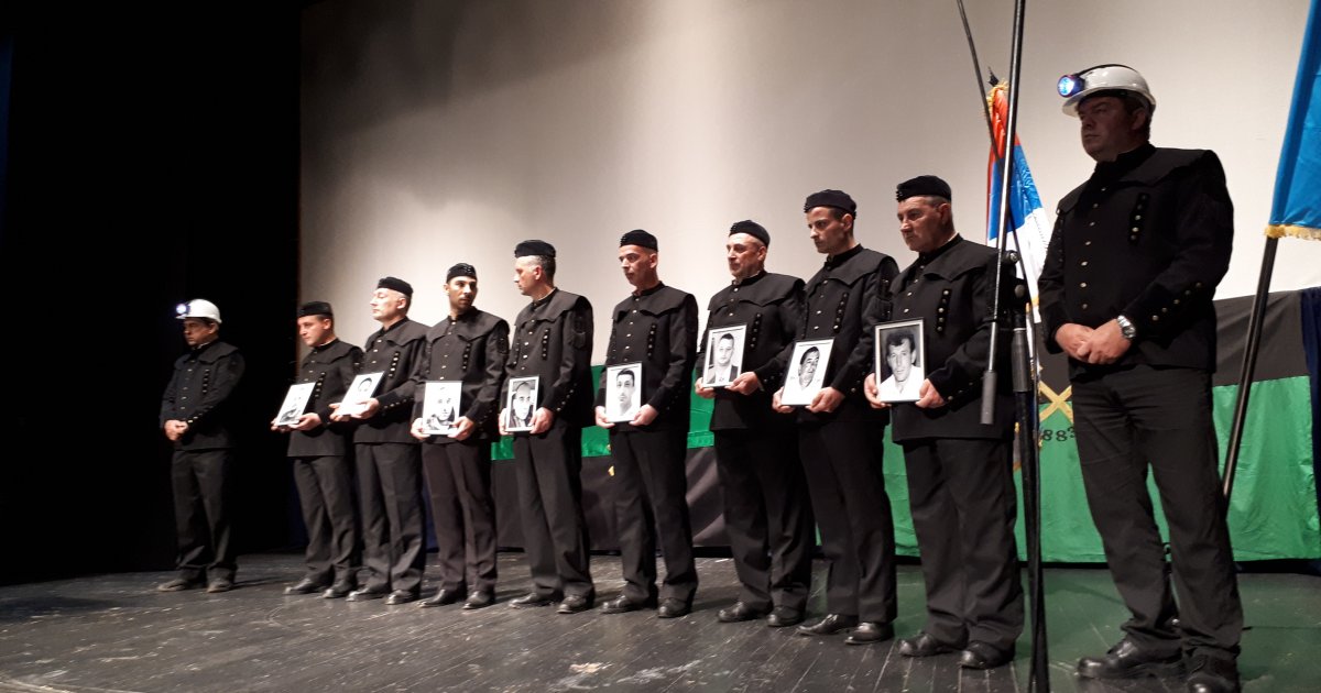 Rudari na grudima drže 8 slika koje bole: Nećemo vas zaboraviti, vaše ...