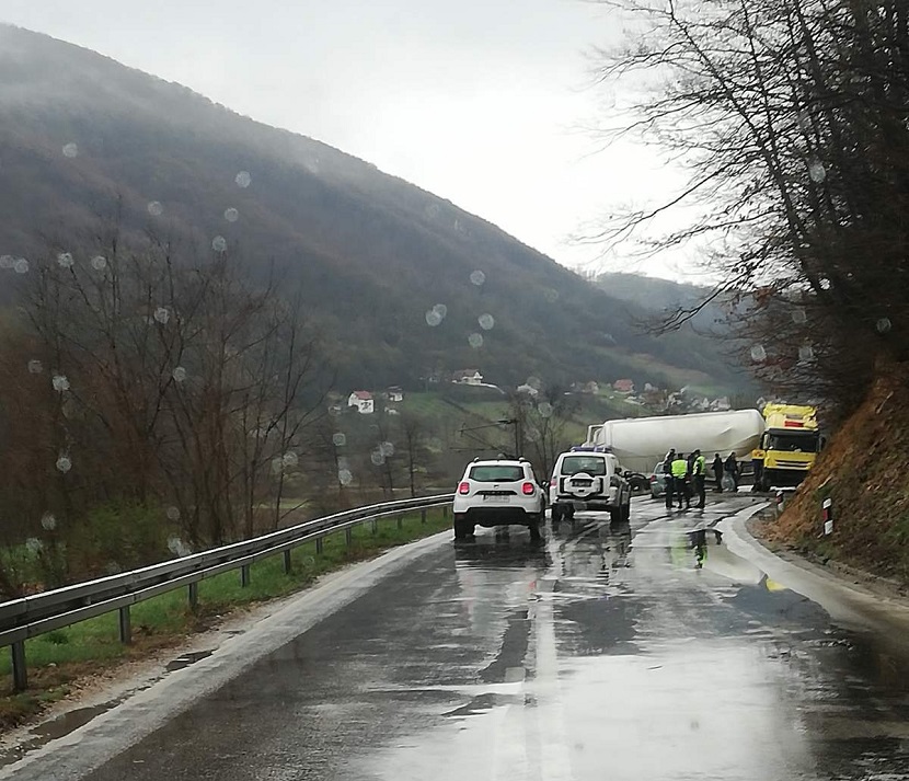 Nezgoda u kanjonu reke Skrapež: Vozač cisterne probio bankinu i poprečio se na putu - Telegraf.rs