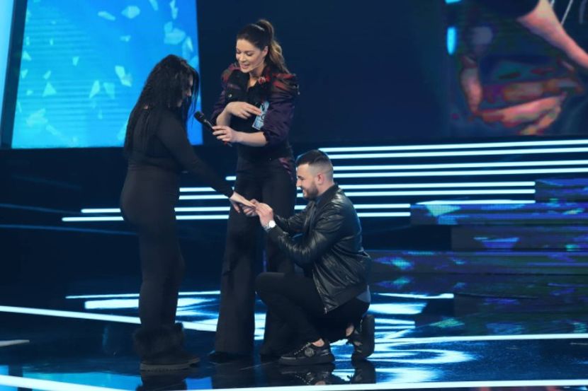 Žiri u transu, Popović ga nagradio: Takmičar zaprosio dugogodišnju devojku usred emisije "Zvezde ...