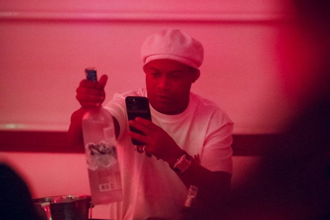 Ronaldinho parties in Belgrade: Surrounded by beauties wearing jerseys ...