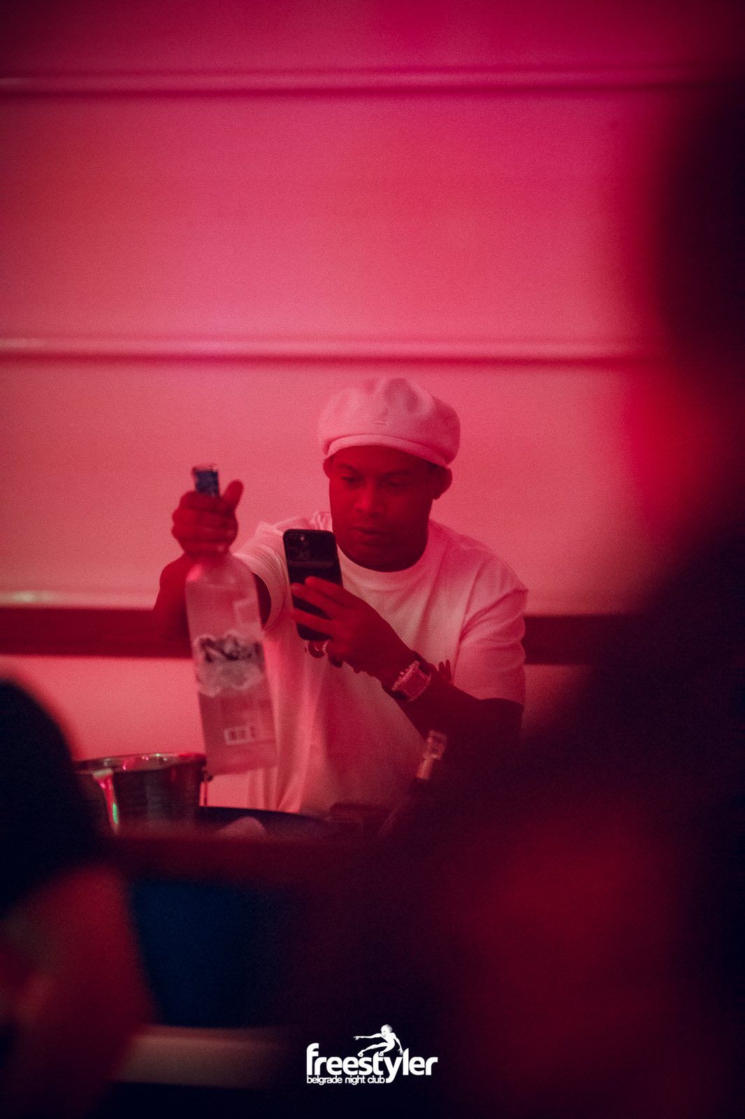 Ronaldinho parties in Belgrade: Surrounded by beauties wearing jerseys ...