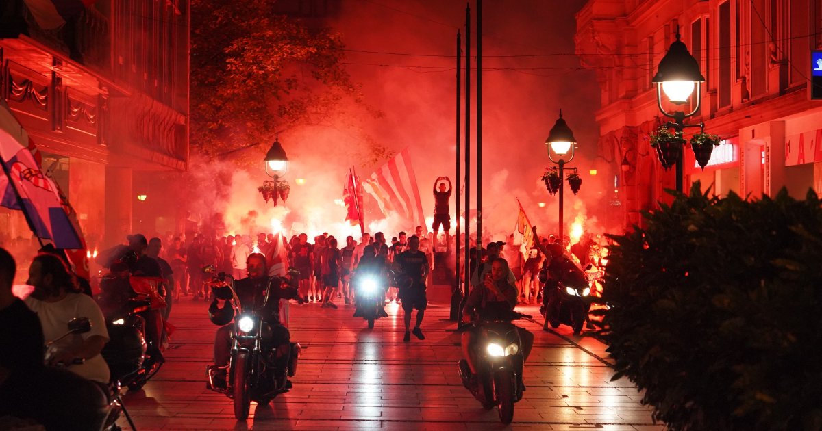 Incredible scenes as Red Star fans march through Belgrade, drive on ...