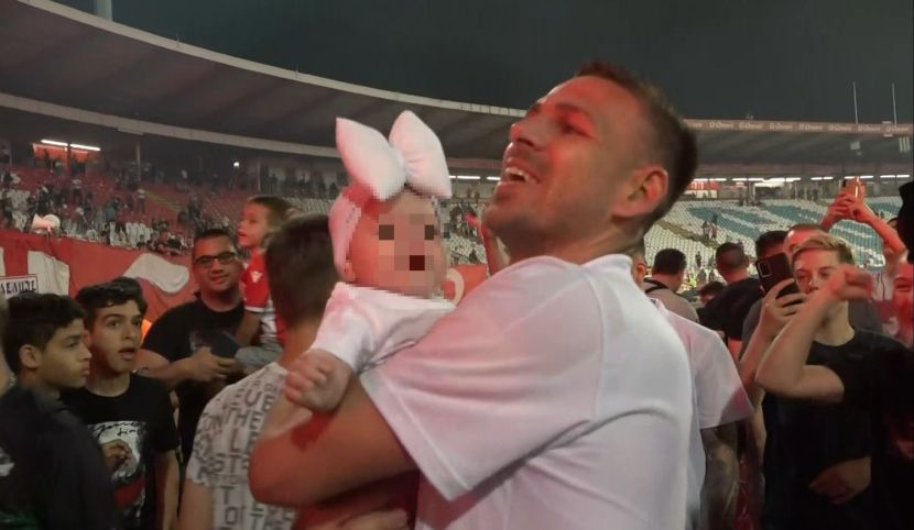 Gobeljić sa ćerkom u naručju slavio titulu Crvene Zvezde: Kaća podelila ...